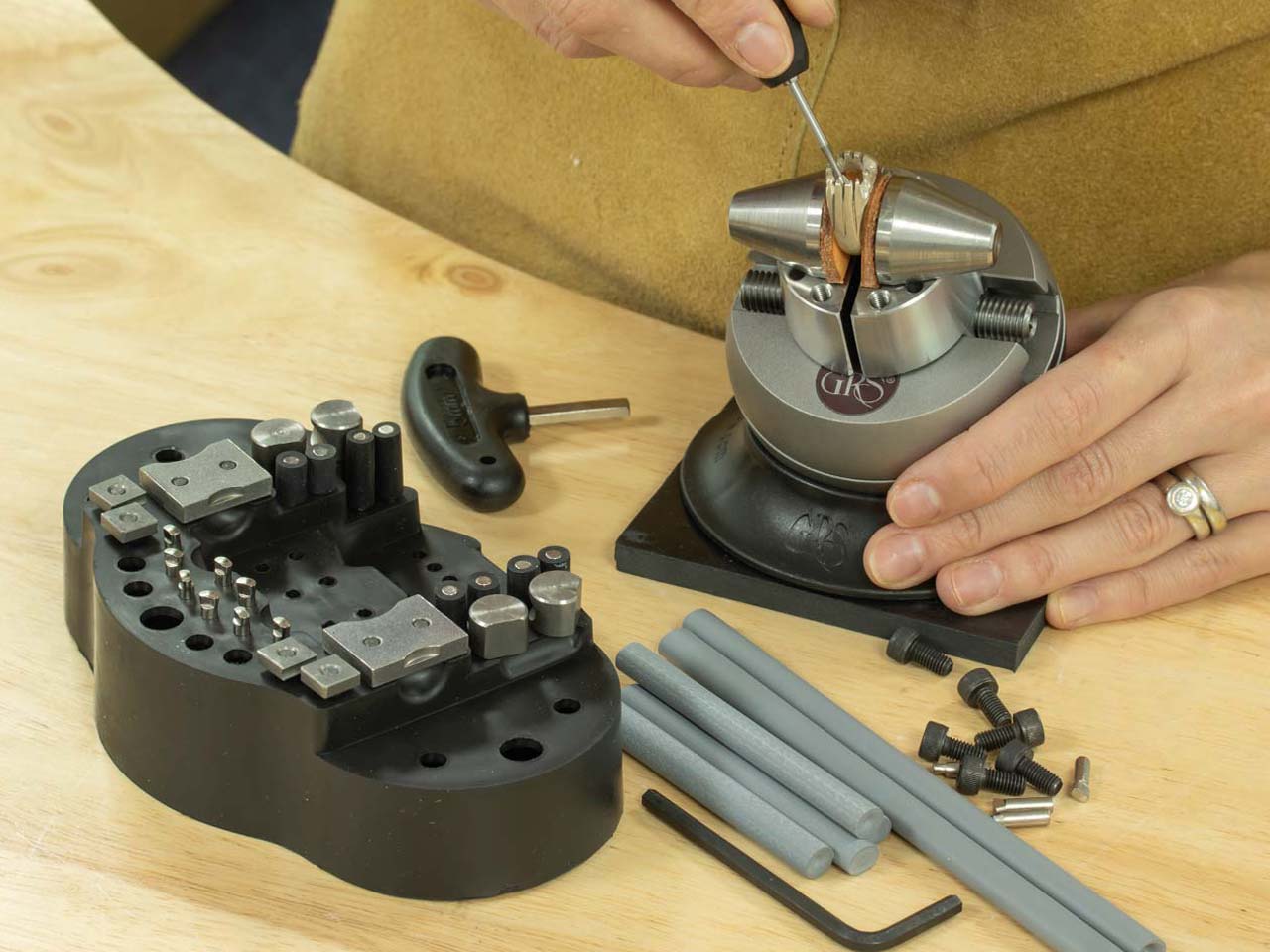 GRS® MicroBlock Workholding Vice With 34 Piece Accessory Set - cooksongold.com